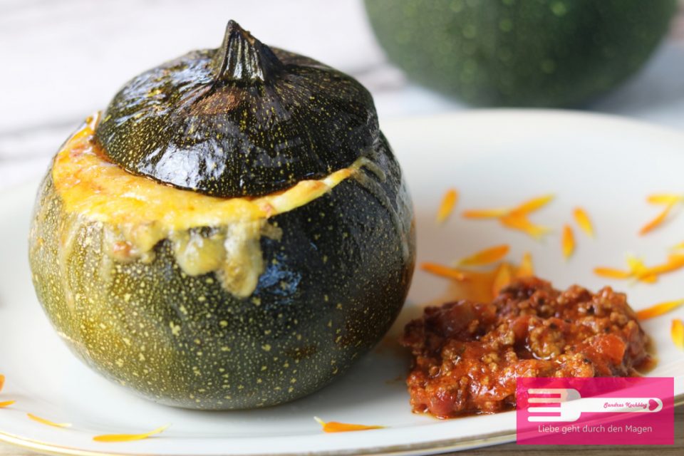 Gefüllte runde Zucchini mit Bolognese (Low Carb) - Sandras Kochblog
