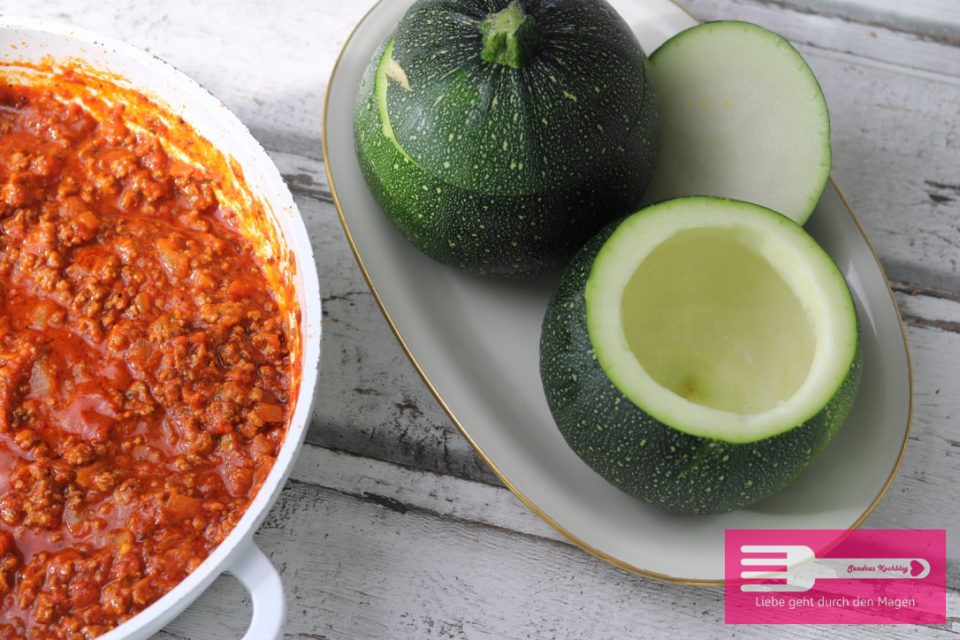 Gefüllte runde Zucchini mit Bolognese (Low Carb) - Sandras Kochblog
