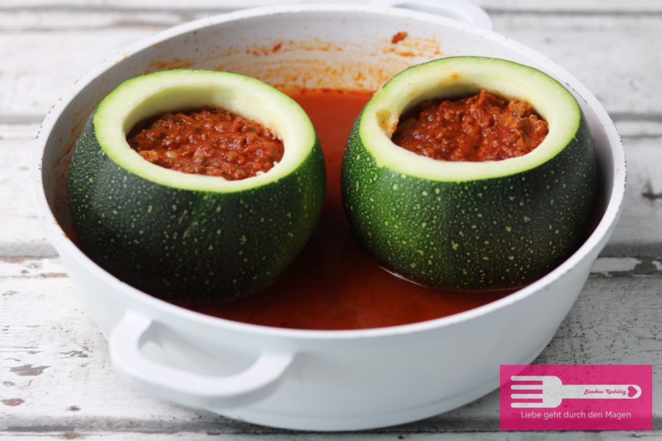 Gefüllte runde Zucchini mit Bolognese (Low Carb) - Sandras Kochblog